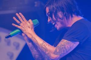 How to Sing with a Microphone: 10 Mic Techniques for Singers - Ramsey ...