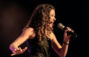 How to Sing with a Microphone: 10 Mic Techniques for Singers - Ramsey ...