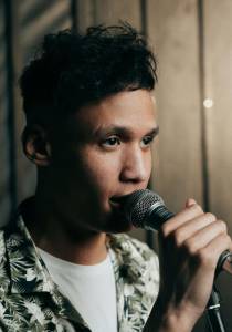 How to Sing with a Microphone: 10 Mic Techniques for Singers - Ramsey ...